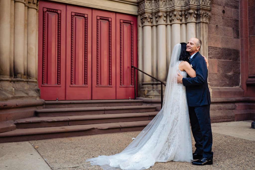 First Look with Dad: A Heartwarming Moment in Your Wedding